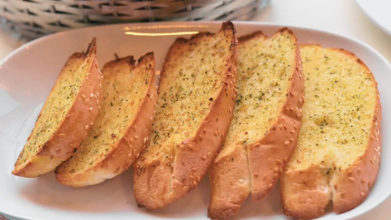 10 Clever Ways To Cook Frozen Garlic Bread Without An Oven