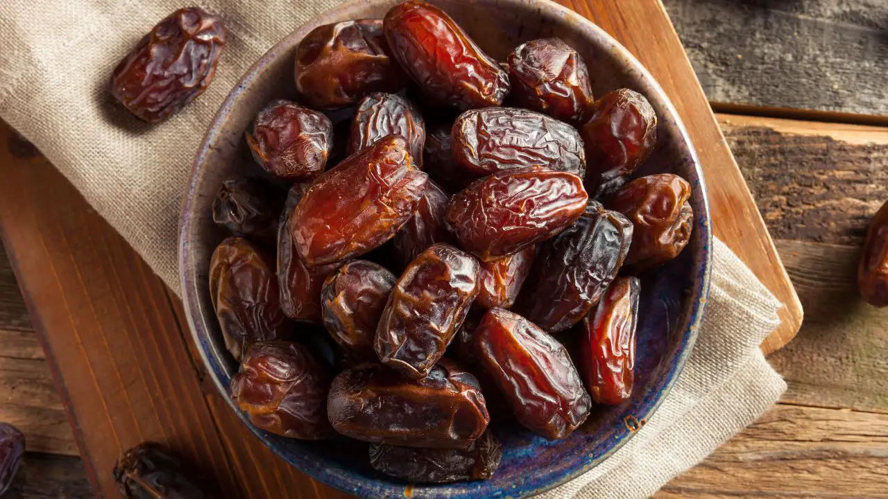 Old Fashioned Date And Nut Cake